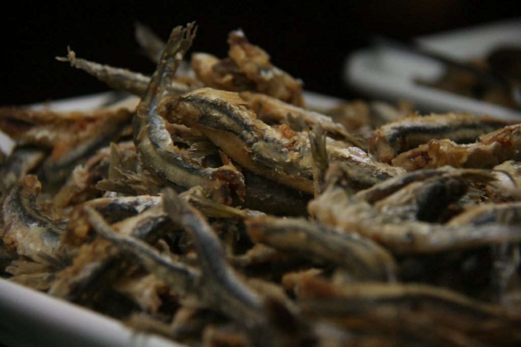 El truco de los chefs andaluces para freír pescado sin huevo ni pan ...